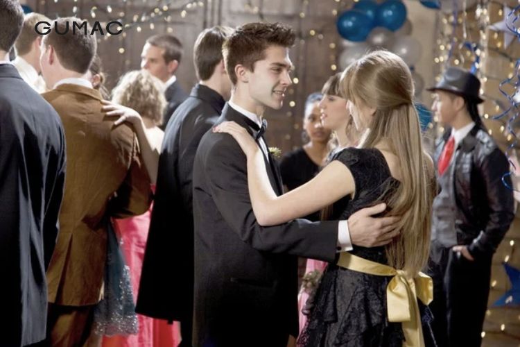 Những gợi ý mặc gì đi prom LỘNG LẪY nhất cho các cô cậu học trò